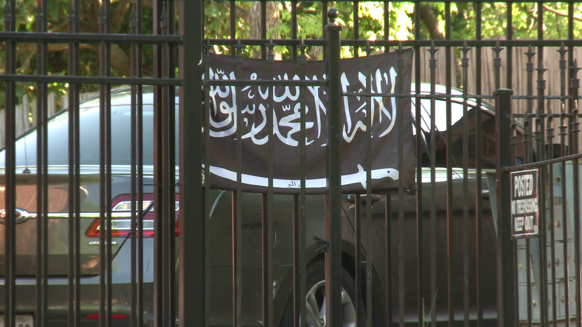'Where's daddy?' | Family, supporters gather outside courthouse for ...
