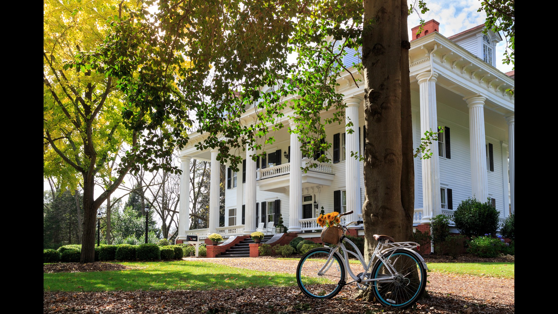 Built in 1836, the 'Gone with the Wind' mansion in Covington hits the ...