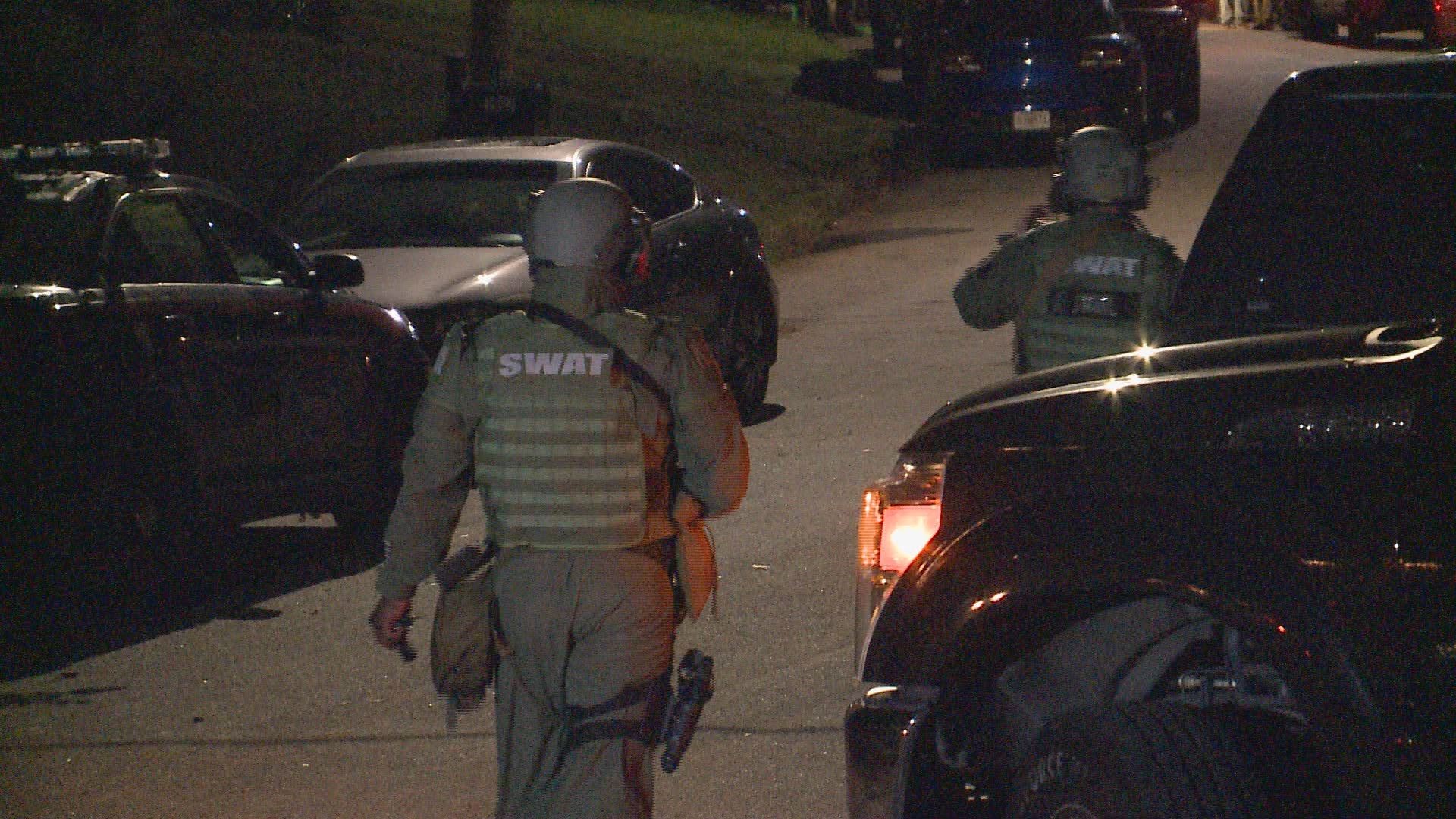 Four-hour SWAT standoff in SW Atlanta ends with one in custody ...