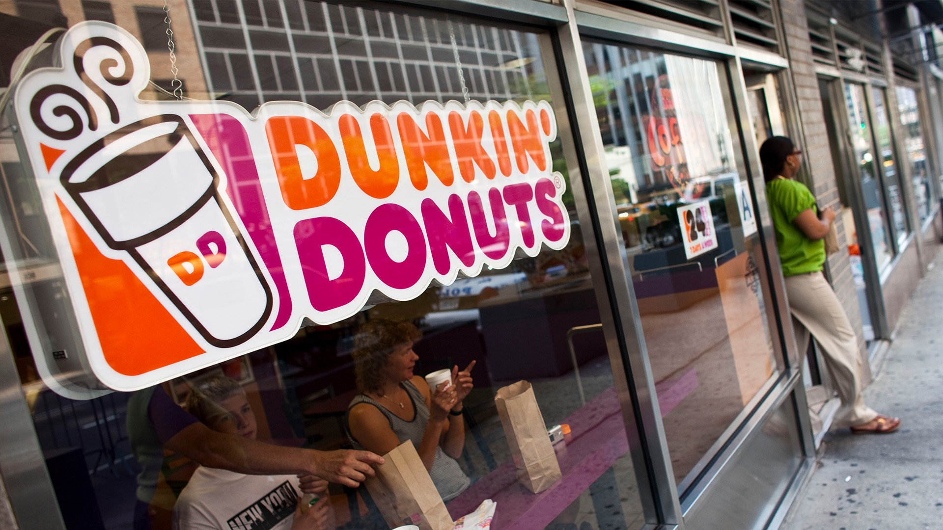 Dunkin’ Donuts workers strike, walk off job | 11alive.com