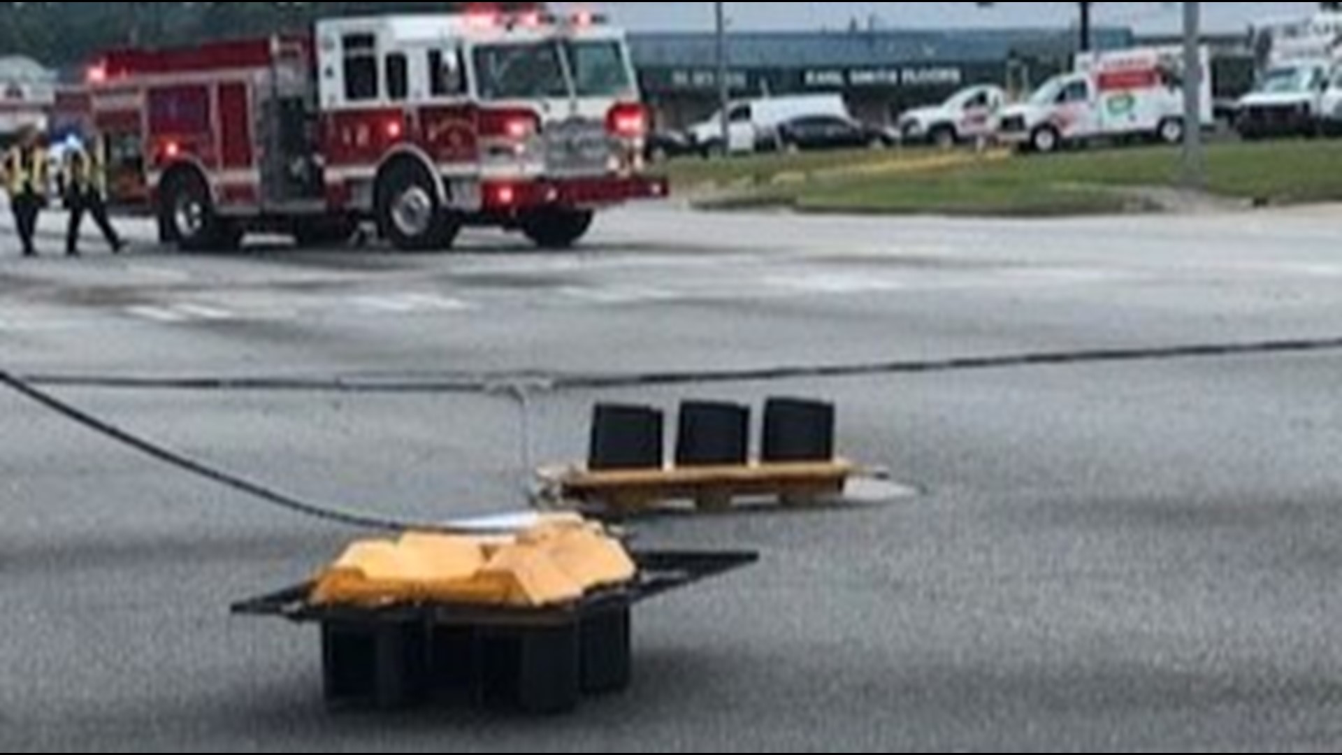 Single-car accident brings down entire intersection of traffic lights ...