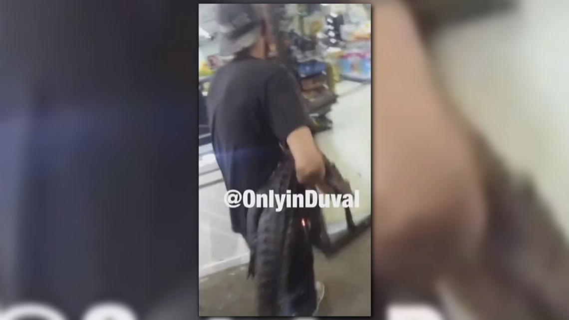 Man enters Jacksonville store and chases people with live alligator ...