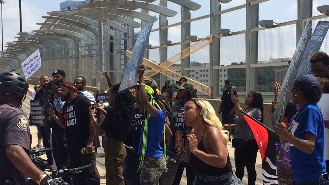 Protesters take to 17th Street bridge, call out police brutality ...