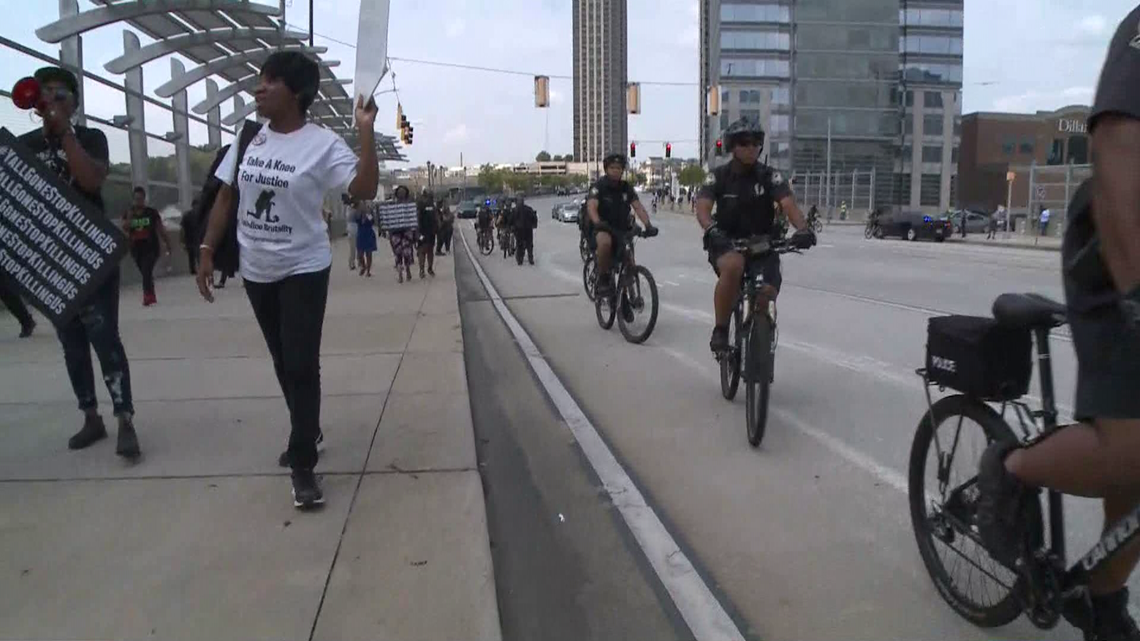 Protesters take to 17th Street bridge, call out police brutality ...