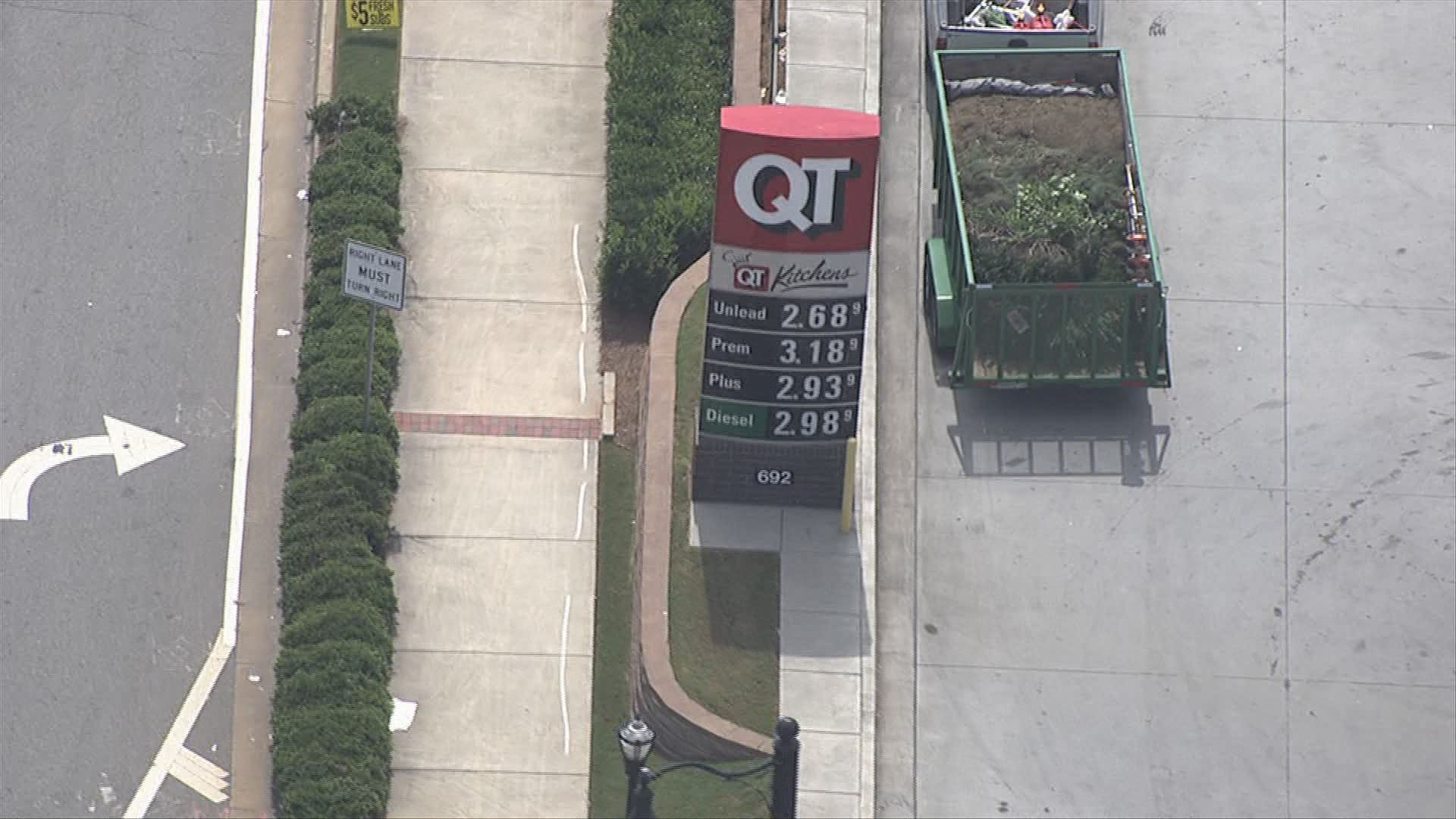 Surveillance video shows robber snatching bag from armored truck ...