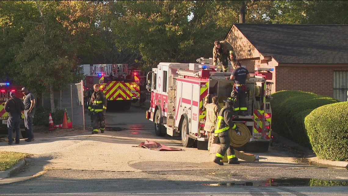 Fire at Deluxe Inn Displaces 2 in Southwest Atlanta | 11alive.com