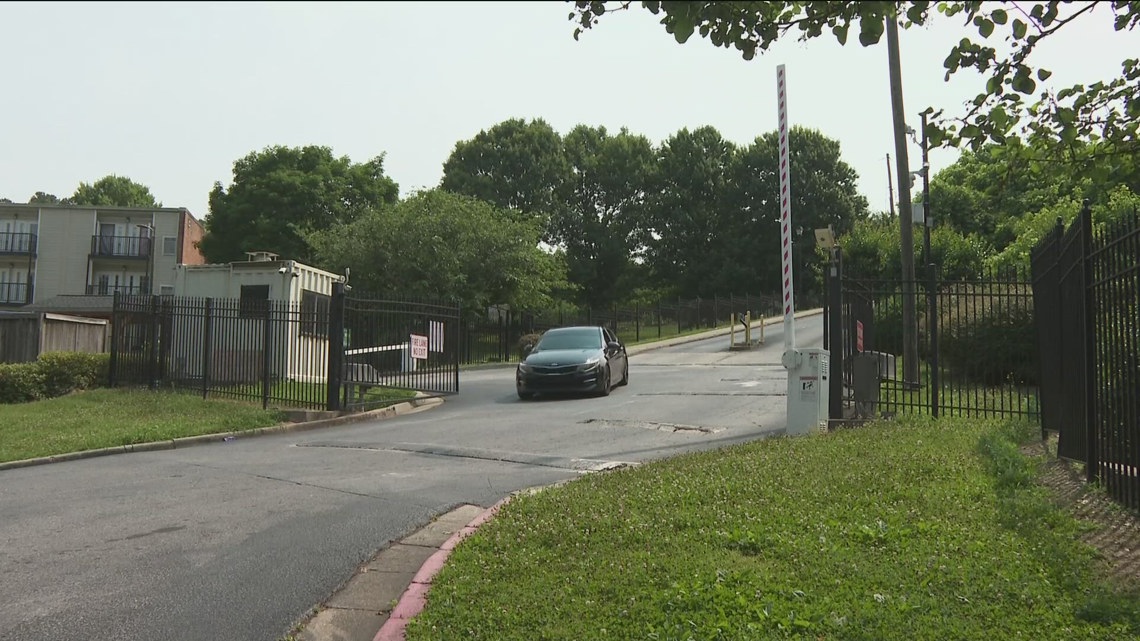 Residents complain of 'slum' like conditions at Atlanta apartment ...