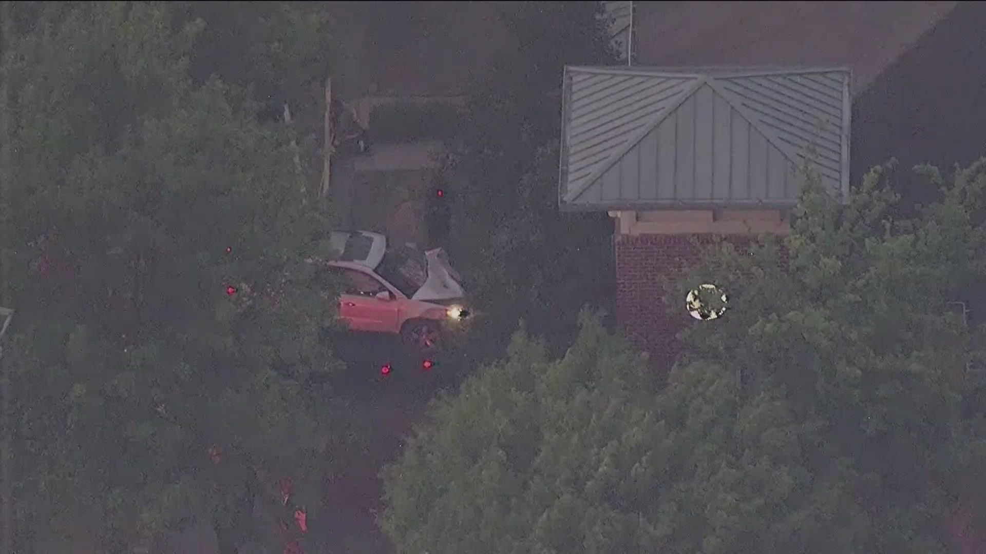 Car crashes into Ashview Heights apartments | 11alive.com