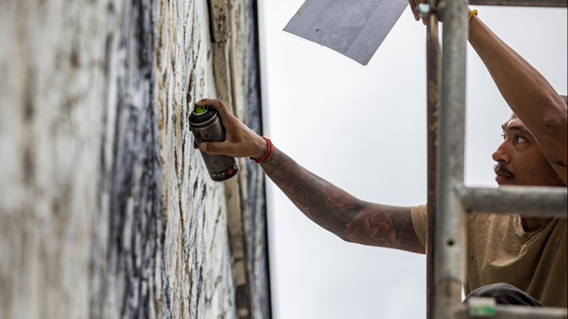 'Rising' mural artist gives students an off-the-wall experience ...