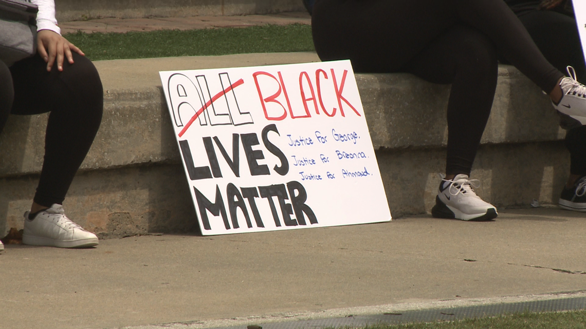 Looting and fires set near Lenox Mall amid Atlanta protests | 11alive.com