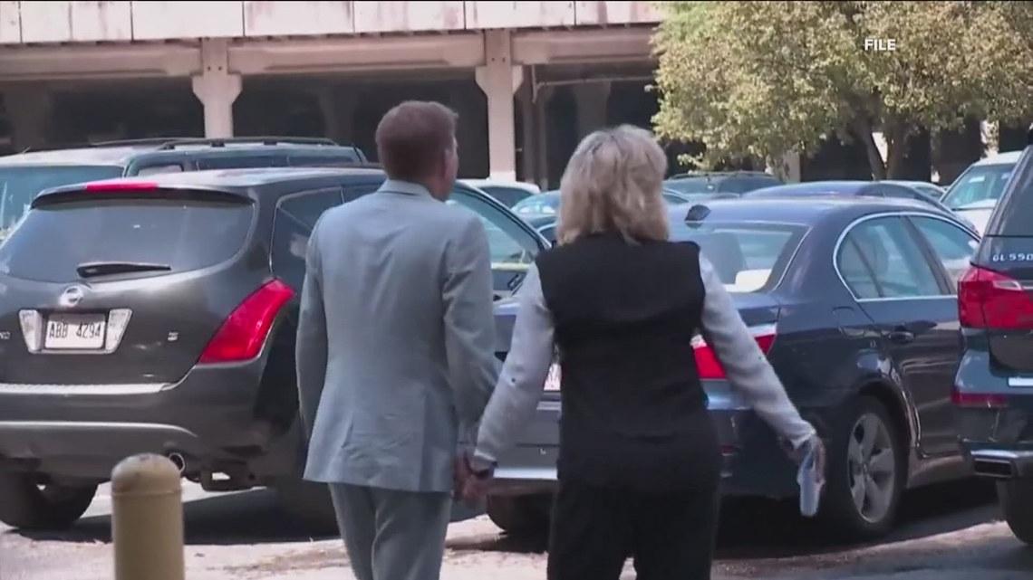 Trump pardons Georgia-convicted reality stars Todd and Julie Chrisley ...