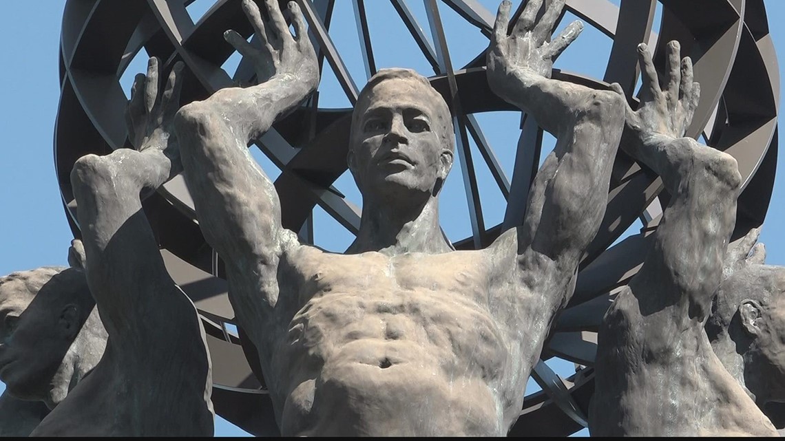 Atlanta monument becomes place of mourning to honor Queen Elizabeth II ...