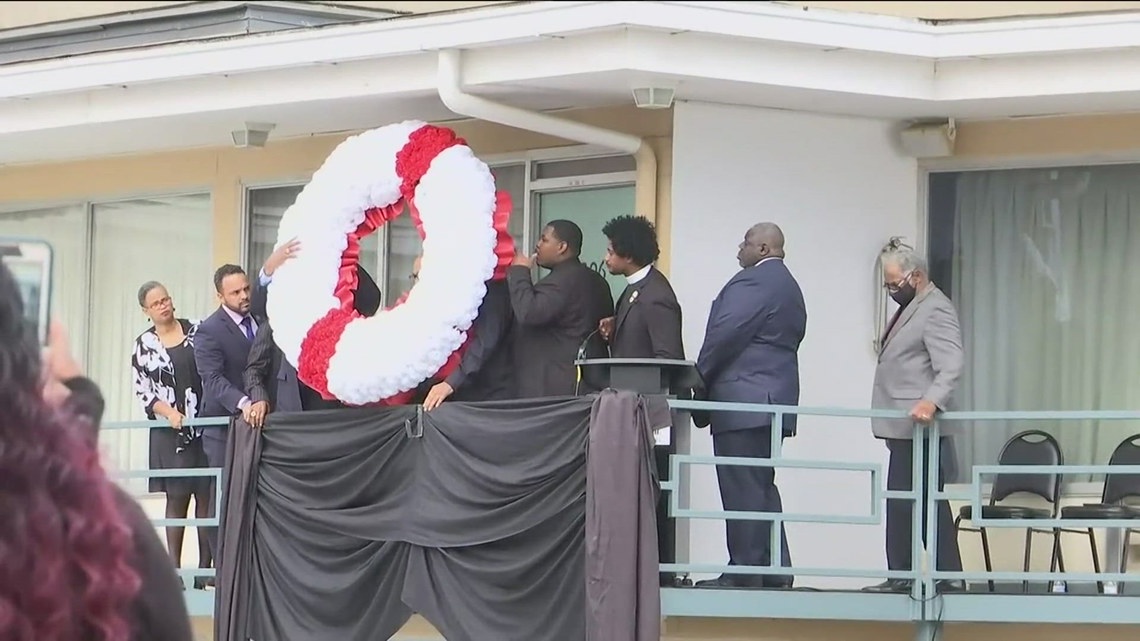 King Center lays wreath at motel where MLK Jr. was killed | 11alive.com