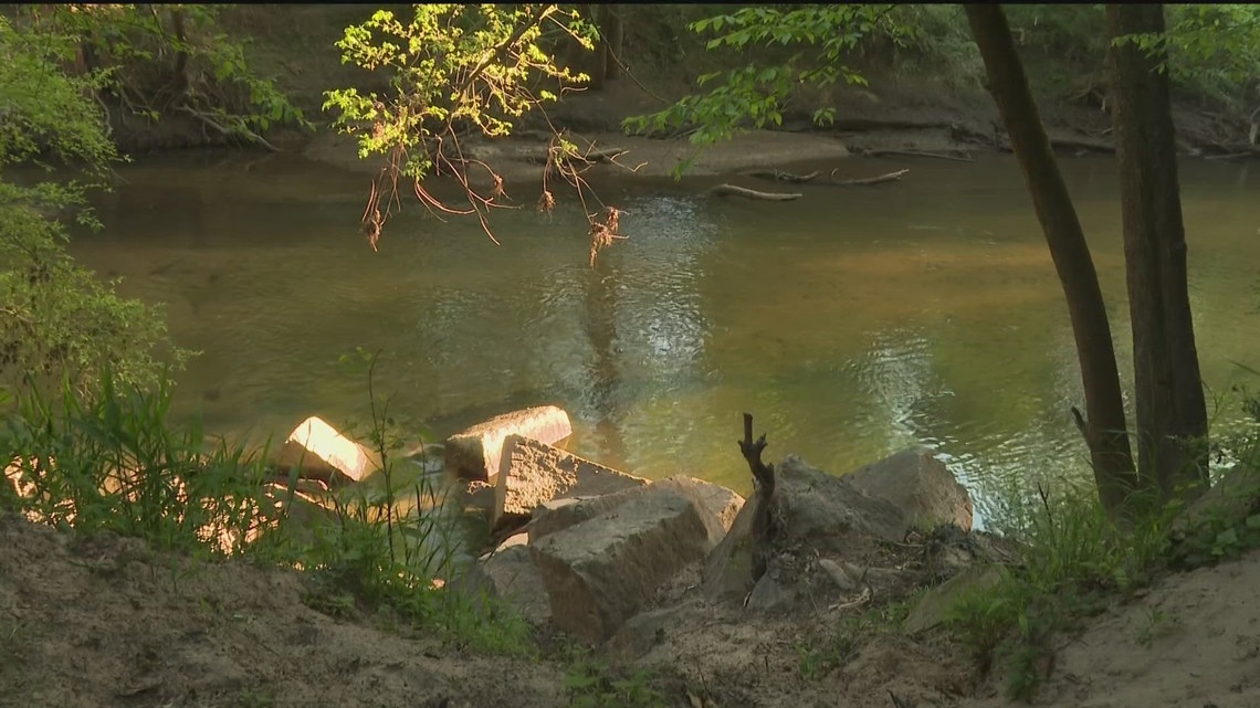 Fishermen find dead body inside Chattahoochee River | 11alive.com