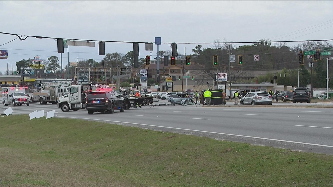 1 dead, 10 seriously injured following fiery crash in Clayton County | 11alive.com