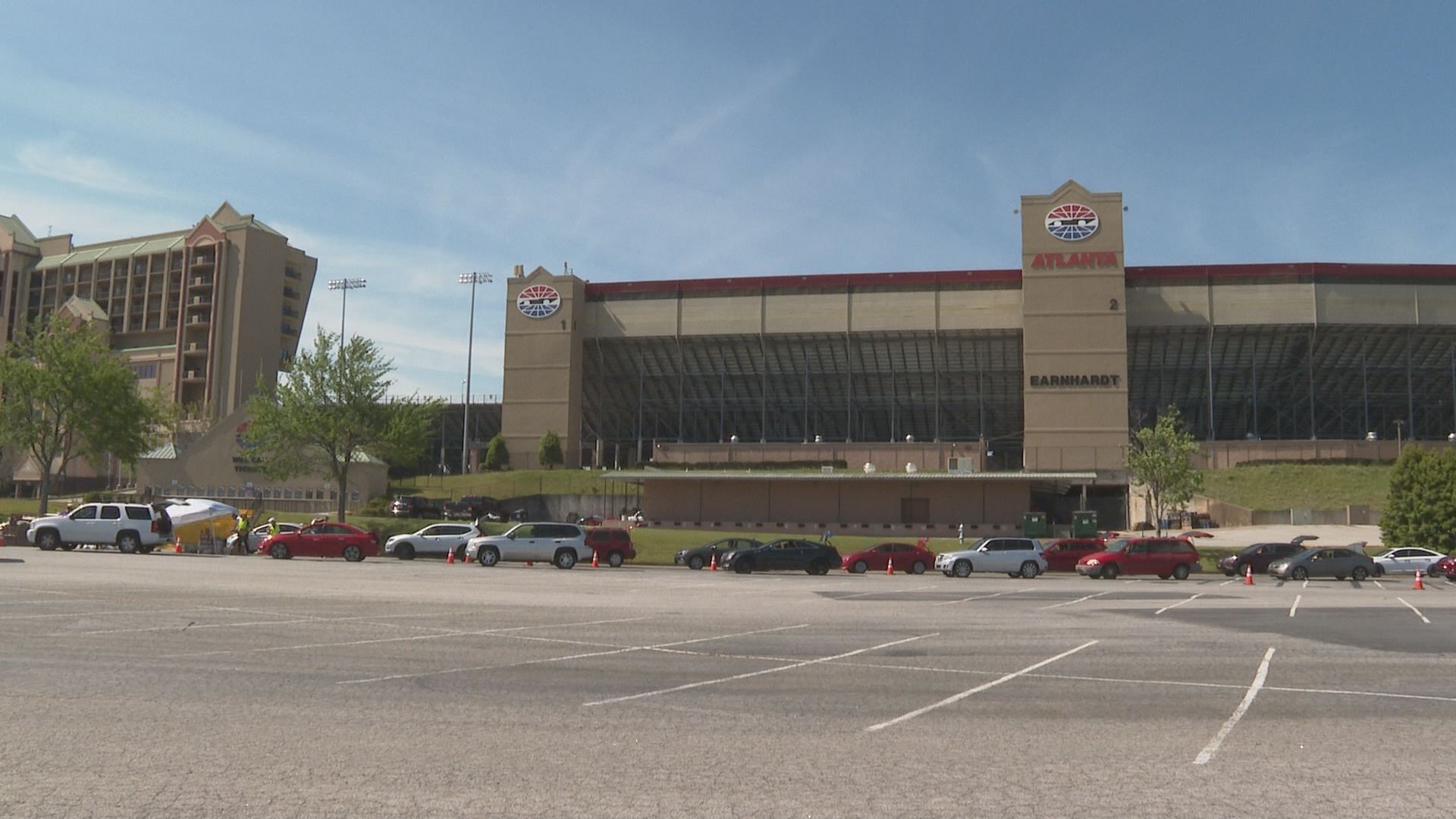 Atlanta Motor Speedway food bank draws hundreds | 11alive.com