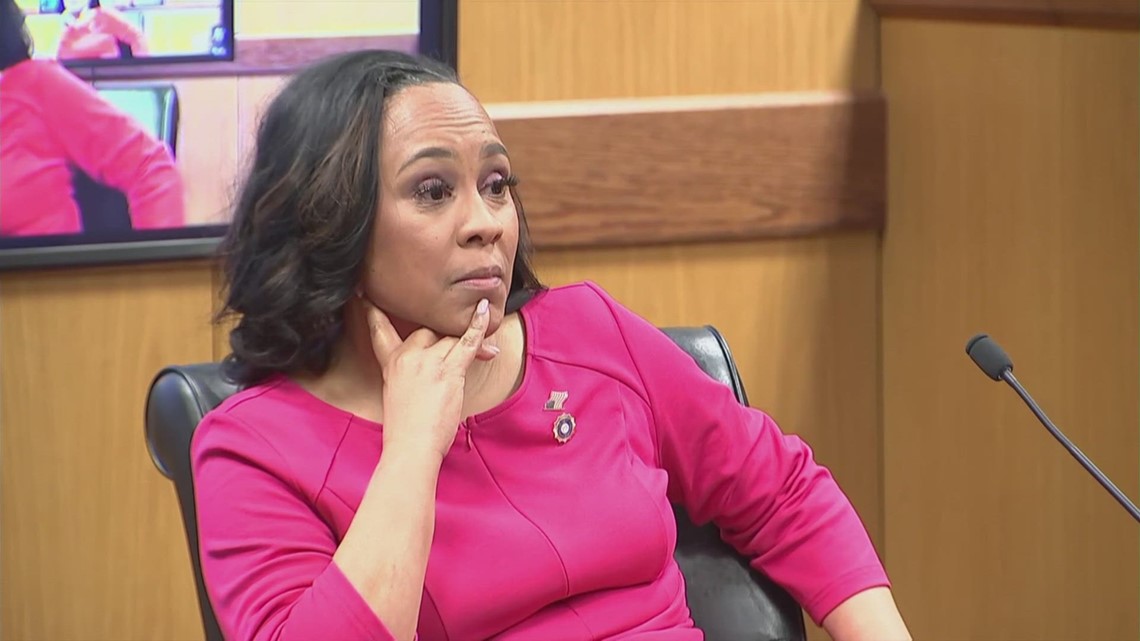 Fani Willis walks in court, prepared to testify in hearing on motions ...