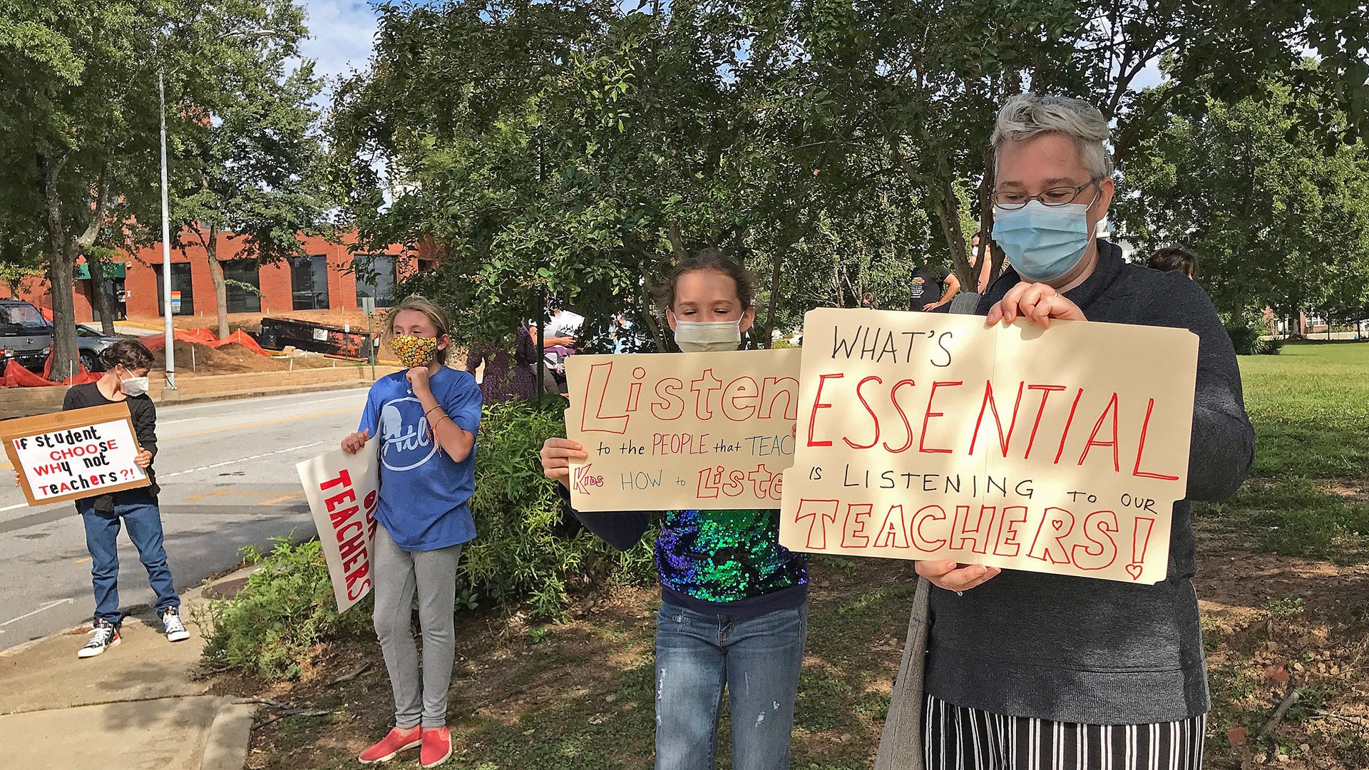 Photos: Decatur teachers protest returning to the classroom | 11alive.com