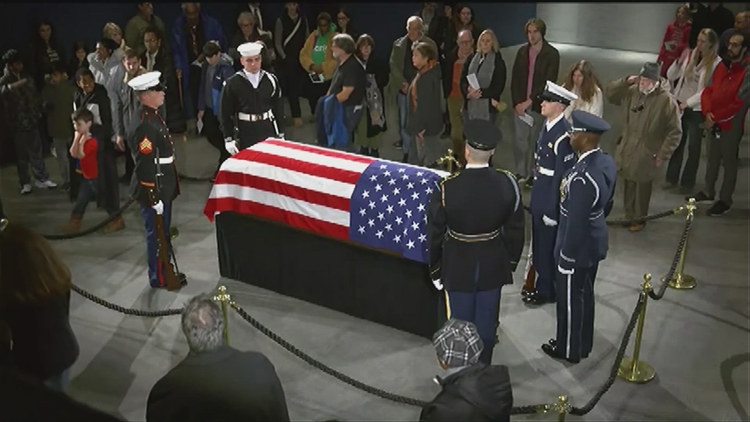 Who is the honor guard | Soliders watching over Jimmy Carter's casket ...