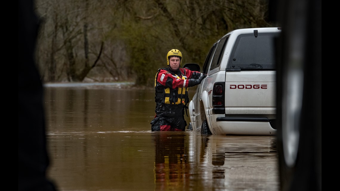 Driver ignores warning, gets stuck in north Georgia flooding | 11alive.com