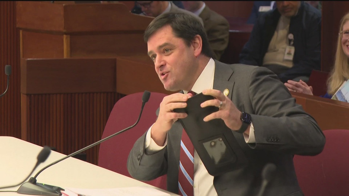 Lawmakers advance cell phone ban for high schools | 11alive.com