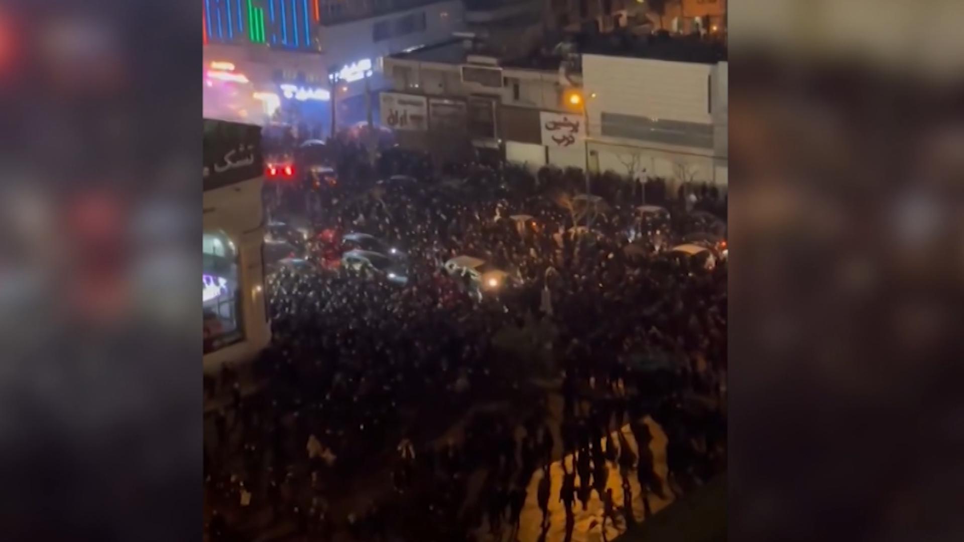 Raw video of protests in Tehran, Iran | 11alive.com