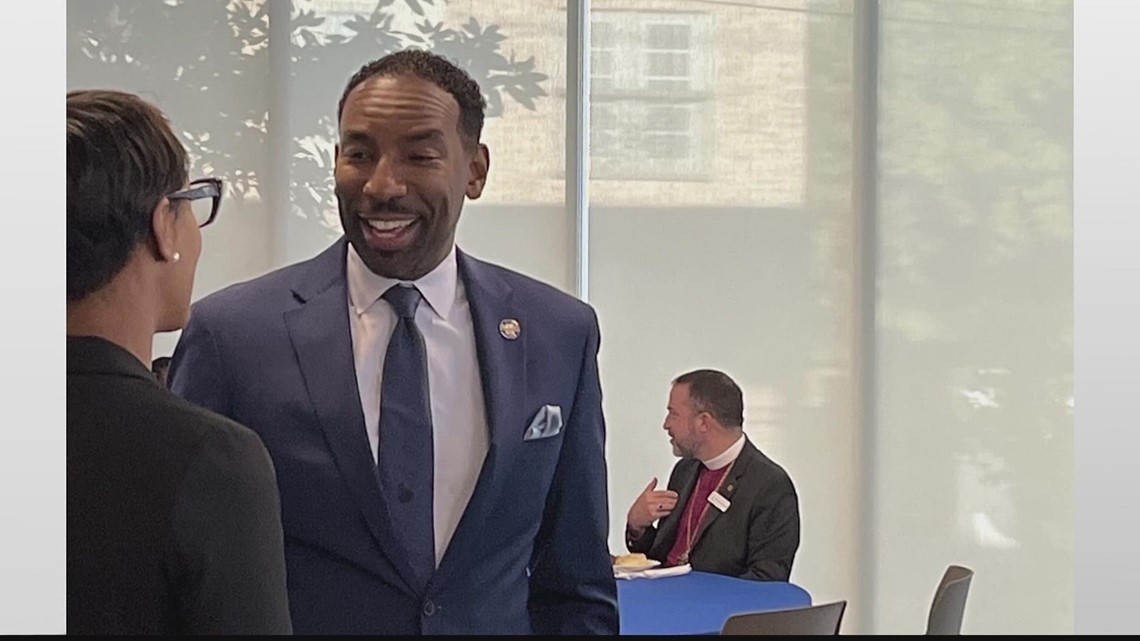 Mayor Andre Dickens talks to faith leaders on how to cut down crime at ...