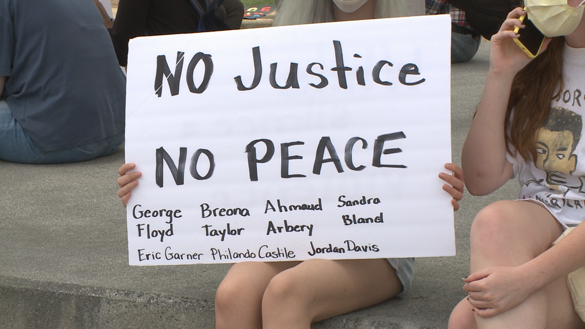 Looting and fires set near Lenox Mall amid Atlanta protests | 11alive.com