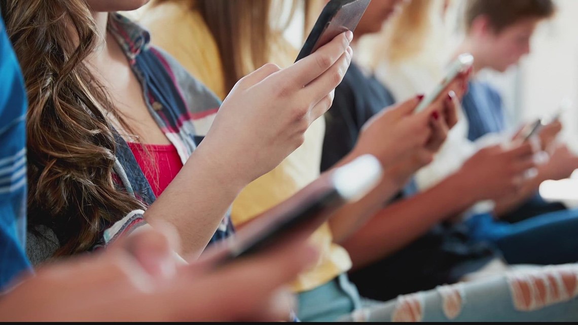 Cell phone pouches being enforced in Atlanta schools | 11alive.com