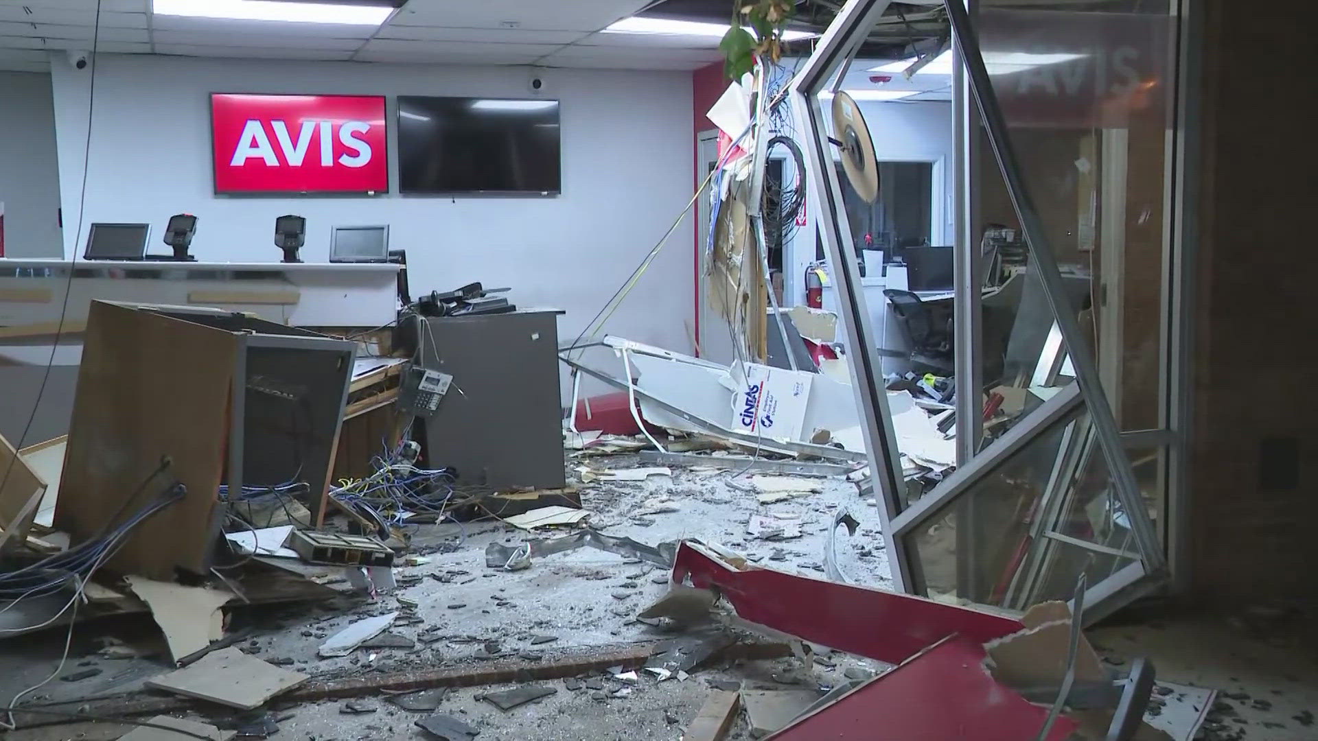 Car crashes into Atlanta building amid police pursuit | 11alive.com