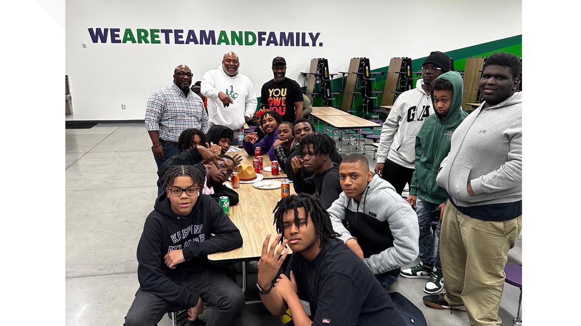 KIPP Atlanta Collegiate mentors give students hugs, show love | 11alive.com