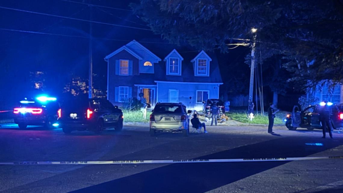 Atlanta crime girl shot at Austin Court off Fairburn Road | 11alive.com