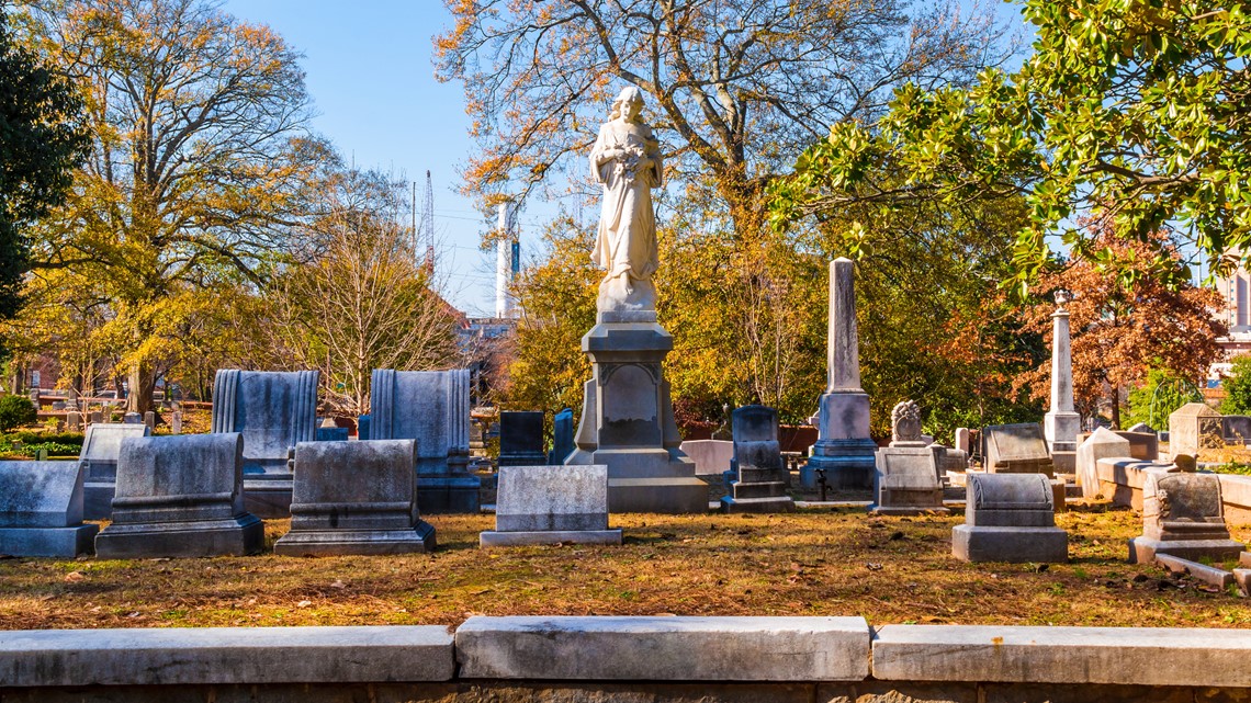 Atlanta mayor visits Oakland Cemetery | 11alive.com