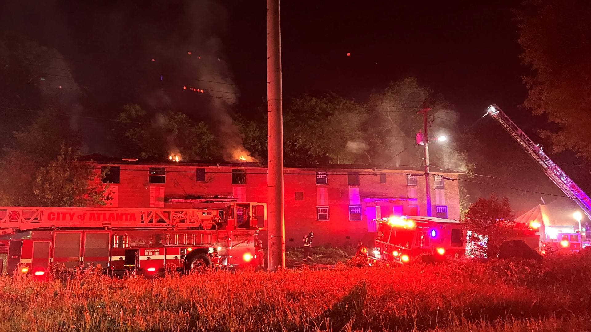 Crews battle fire at abandoned Atlanta apartment complex | 11alive.com