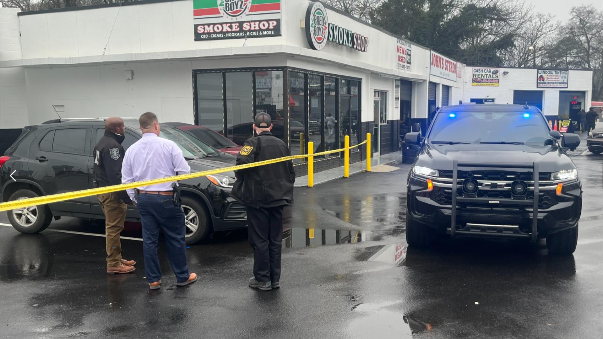 Alleged shooter stays at scene after man killed in Decatur shopping ...