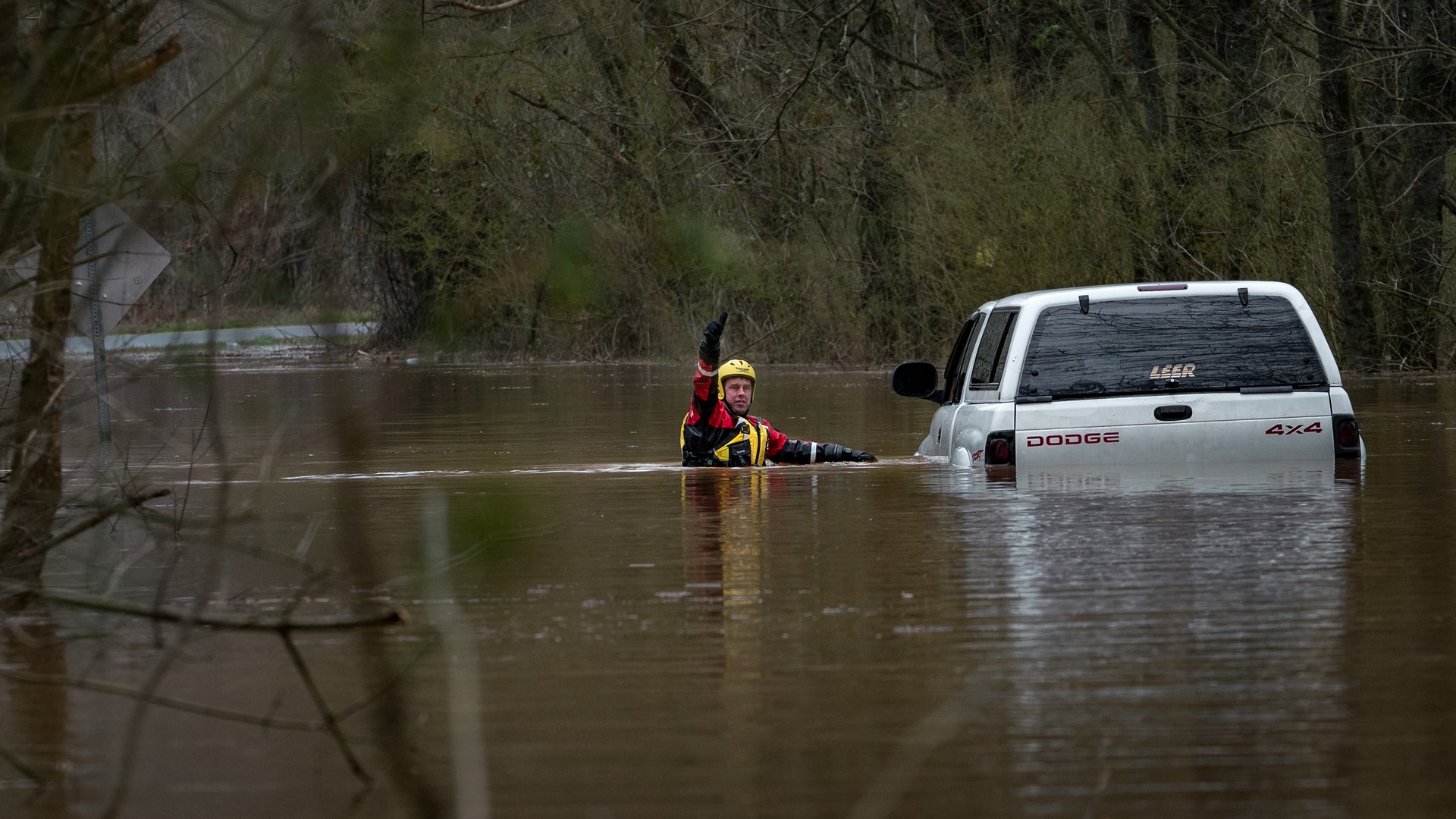 Driver ignores warning, gets stuck in north Georgia flooding | 11alive.com