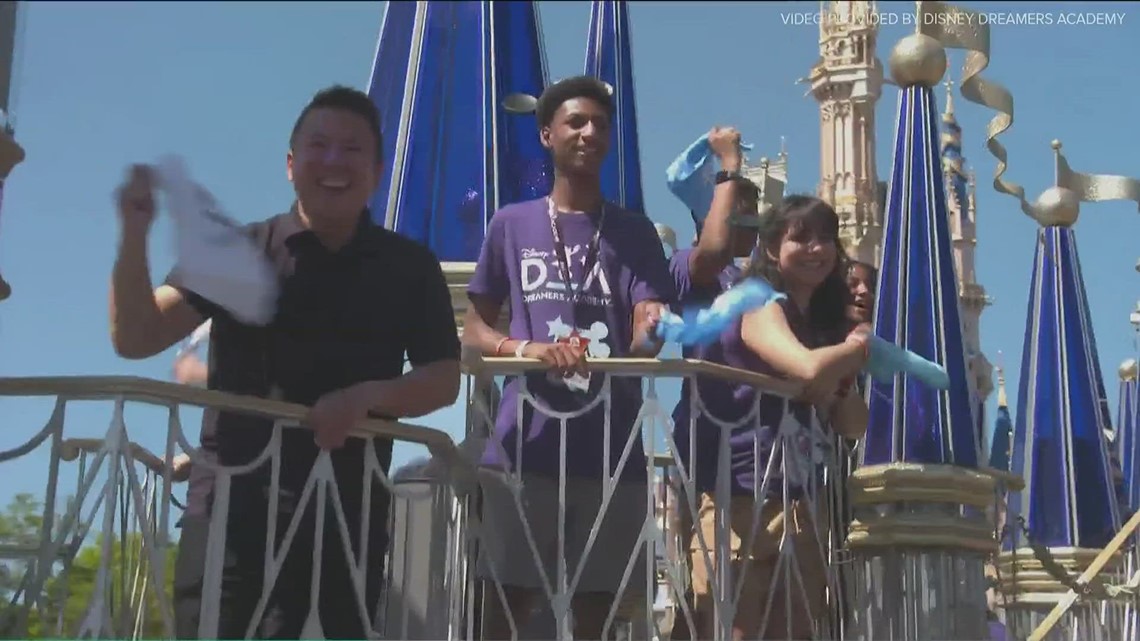 Metro Atlanta students participate in Disney Dreamers Academy parade ...
