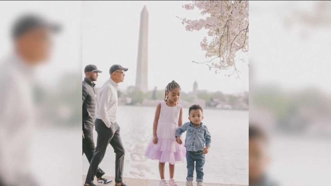 Former President Obama photobombs family pictures | 11alive.com