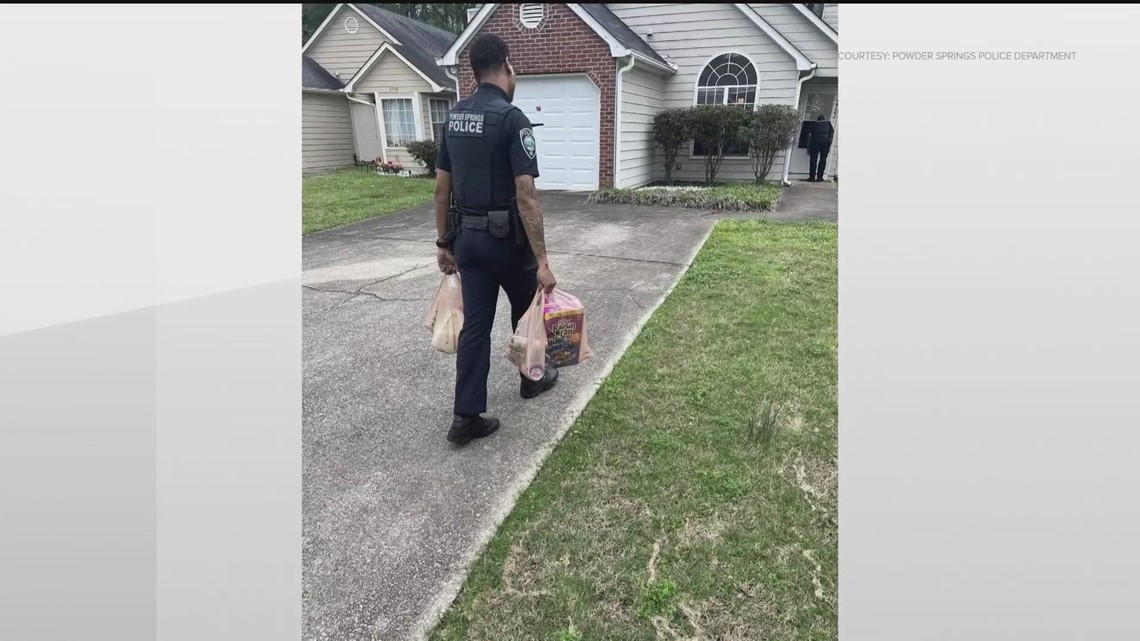 Powder Springs police officers help veteran | 11alive.com
