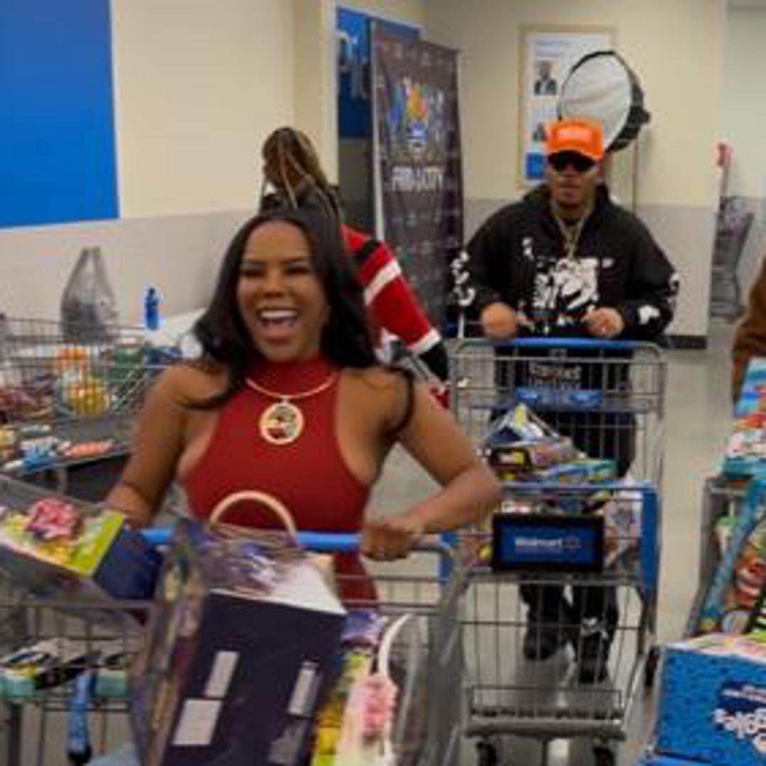 Atlanta stars surprise Decatur families with holiday giving | 11alive.com