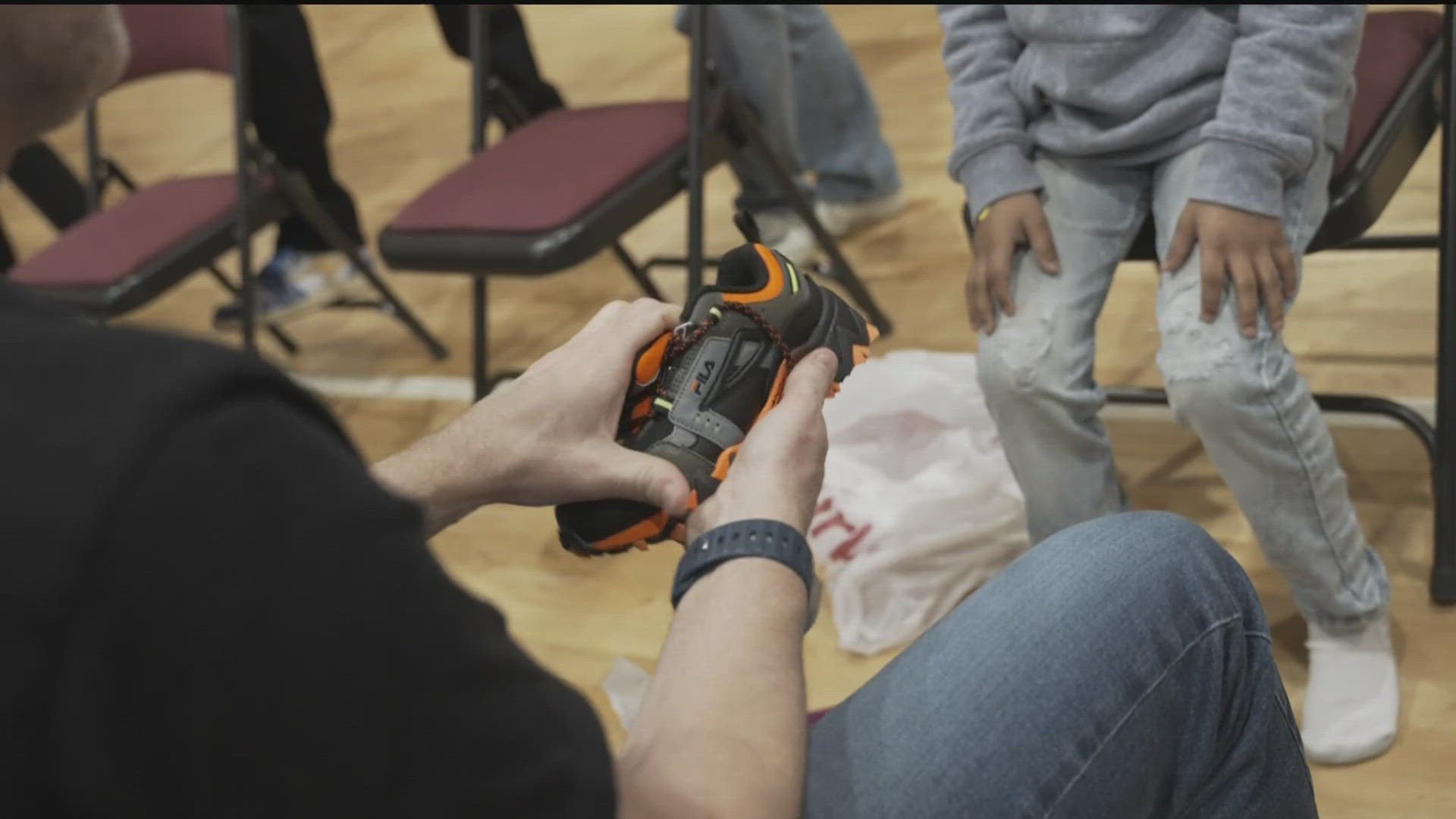 Atlanta elementary school students receive free shoes | 11alive.com