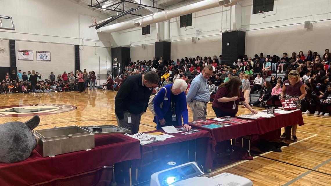 Westside Middle School opens time capsule 25 years later | 11alive.com