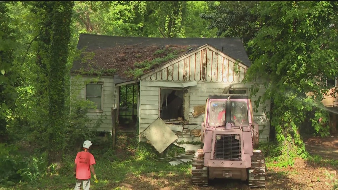 Crews demolish blighted home in DeKalb County | 11alive.com