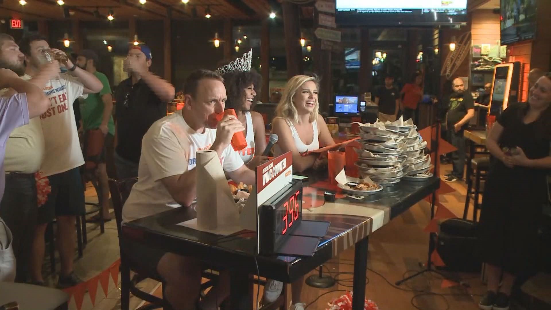 Joey Chestnut eats 413 wings at Georgia Hooters for National Chicken ...