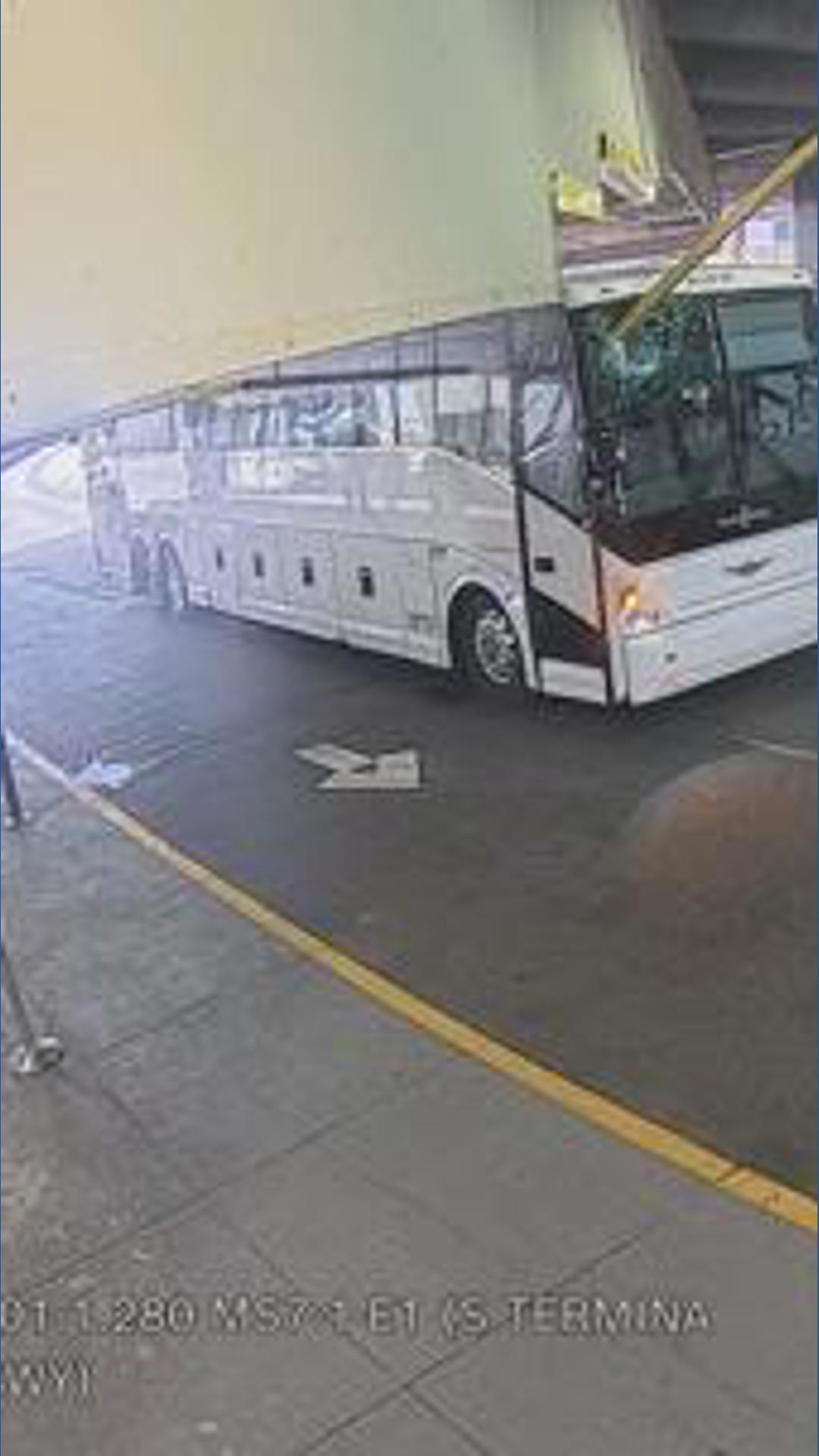 Video: Bus hits overhead metal pole that pierces through windshield ...