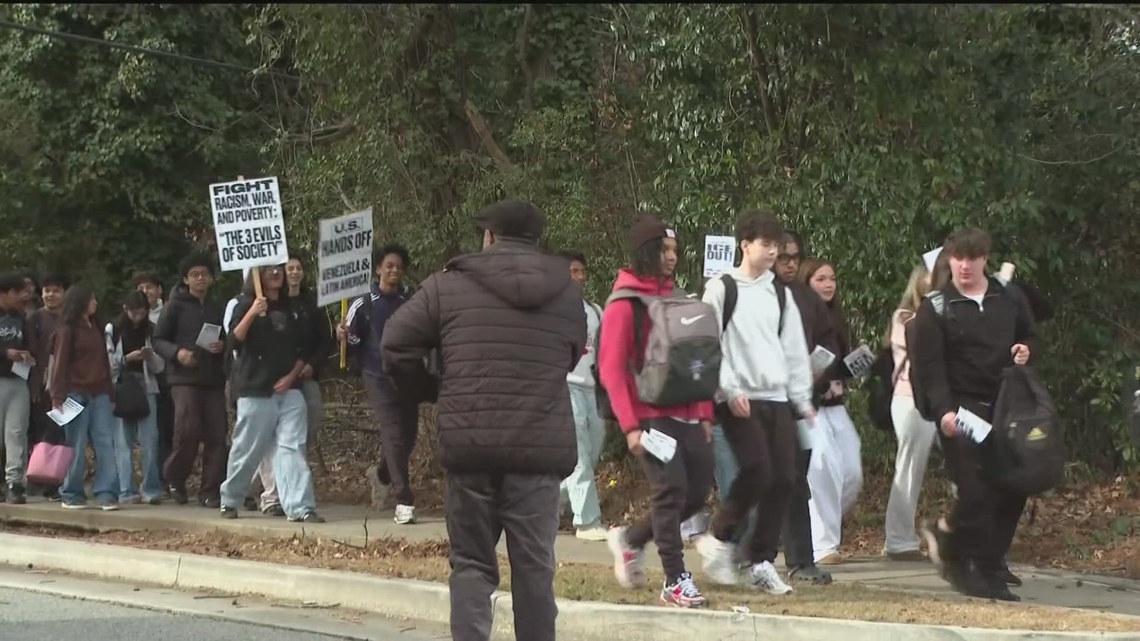 Students across metro Atlanta walkout of class in ICE protest | 11alive.com