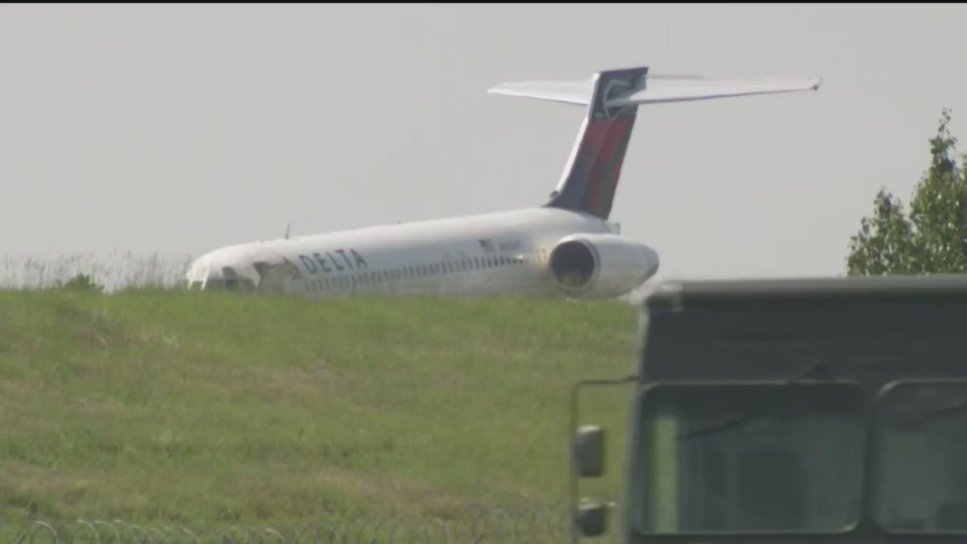 Delta Air Lines flight lands without nose gear at CLT airport | 11alive.com