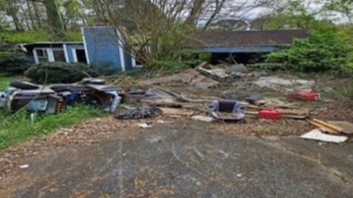 Abandoned building demolition in DeKalb County on Parkwest Ct | 11alive.com
