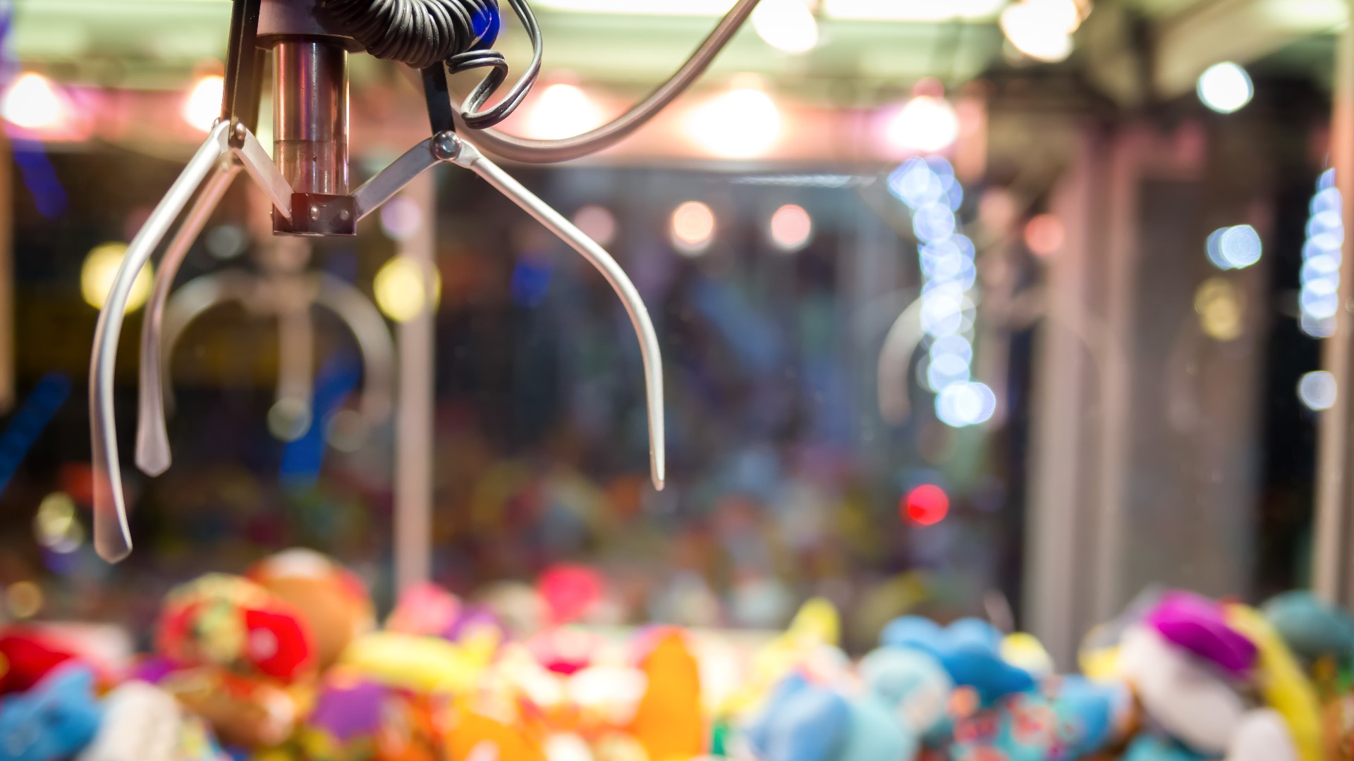Boy gets stuck in claw machine at theme park | 11alive.com