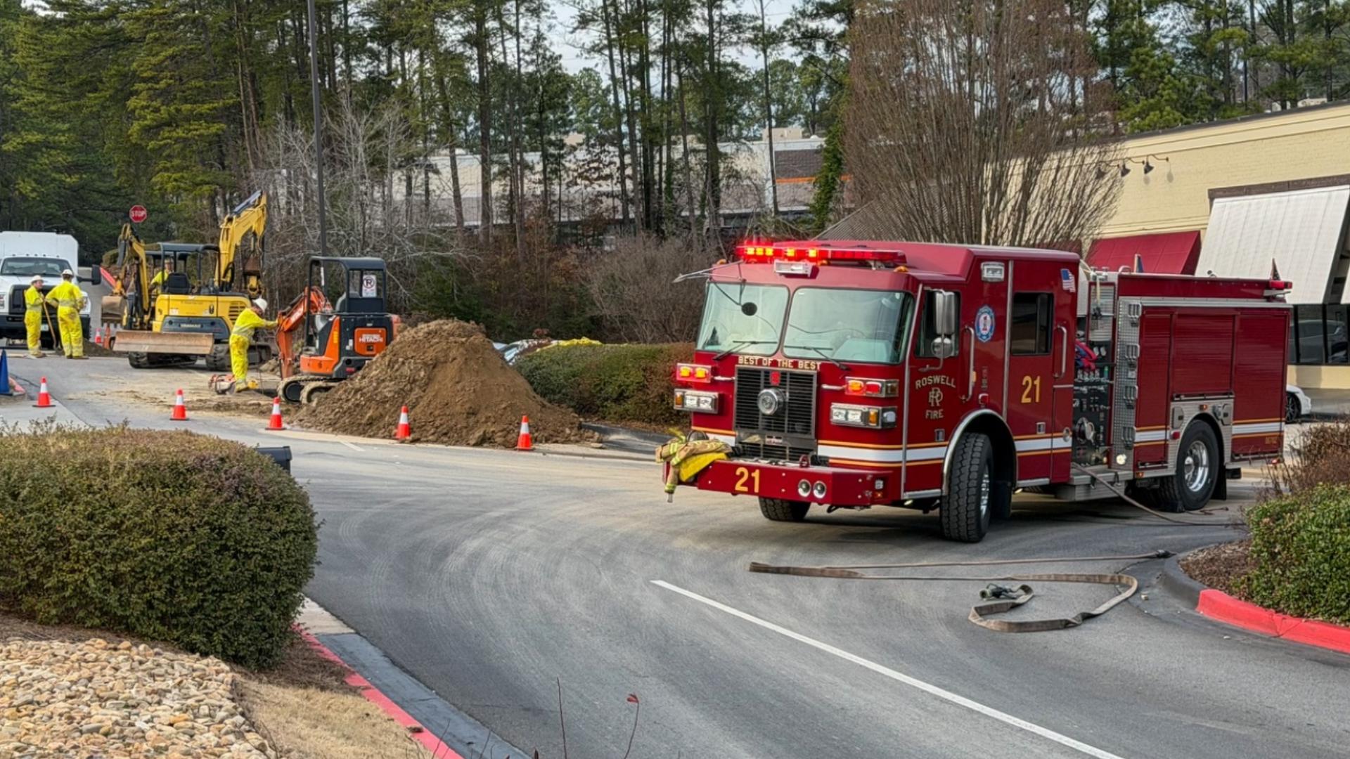 Crews repairing gas leak on busy Roswell road, fire officials say ...